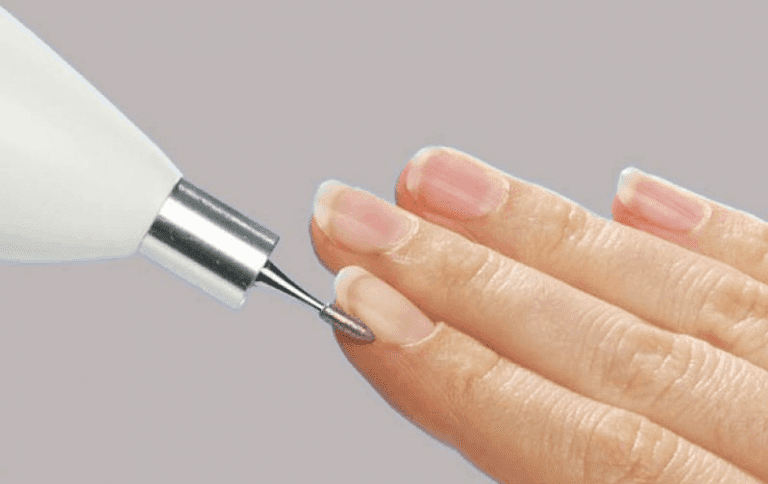 Manicure russa: che cos'è e come si realizza? Scoprilo passo per passo!